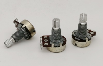 WTH14816型A20K B50K带中心定位单联电位器穿线孔脚 铁质18MM花轴