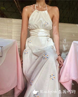 小皱菊刺绣挂脖露背连衣裙