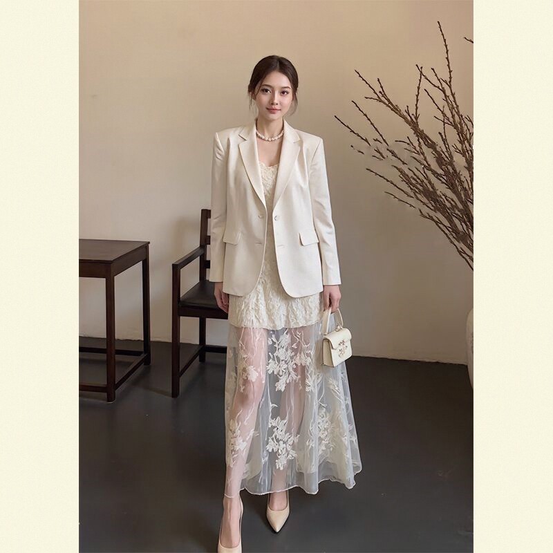 开春穿搭2026超火miu里miu气小香风白色西装外套吊带洋装套装女