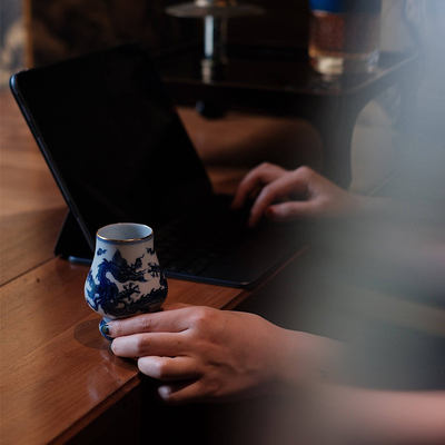 弥云斋手绘青花龙纹陶瓷凯恩杯