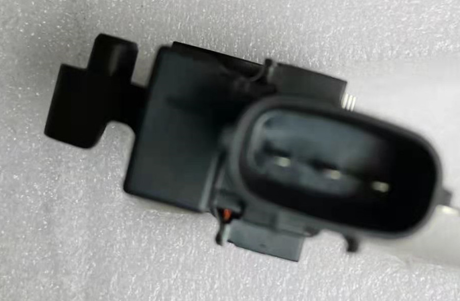 适用于现代朗动领动1.6发电机调节器373002B410