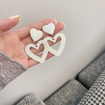 爱心奶白色夸张镂空大耳环