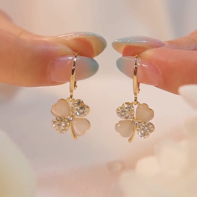 幸运四叶草耳环女2024年新款潮小众设计感高级轻奢冷性风独特耳饰