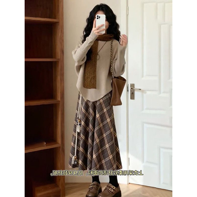 斗篷毛衣+格纹半身裙+围巾