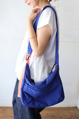 earthmade单肩斜挎包撞色中号日