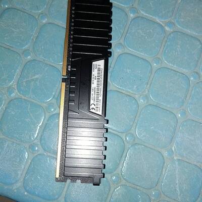 议价海盗船DDR4内存卡8G_2400，成色如图所适用