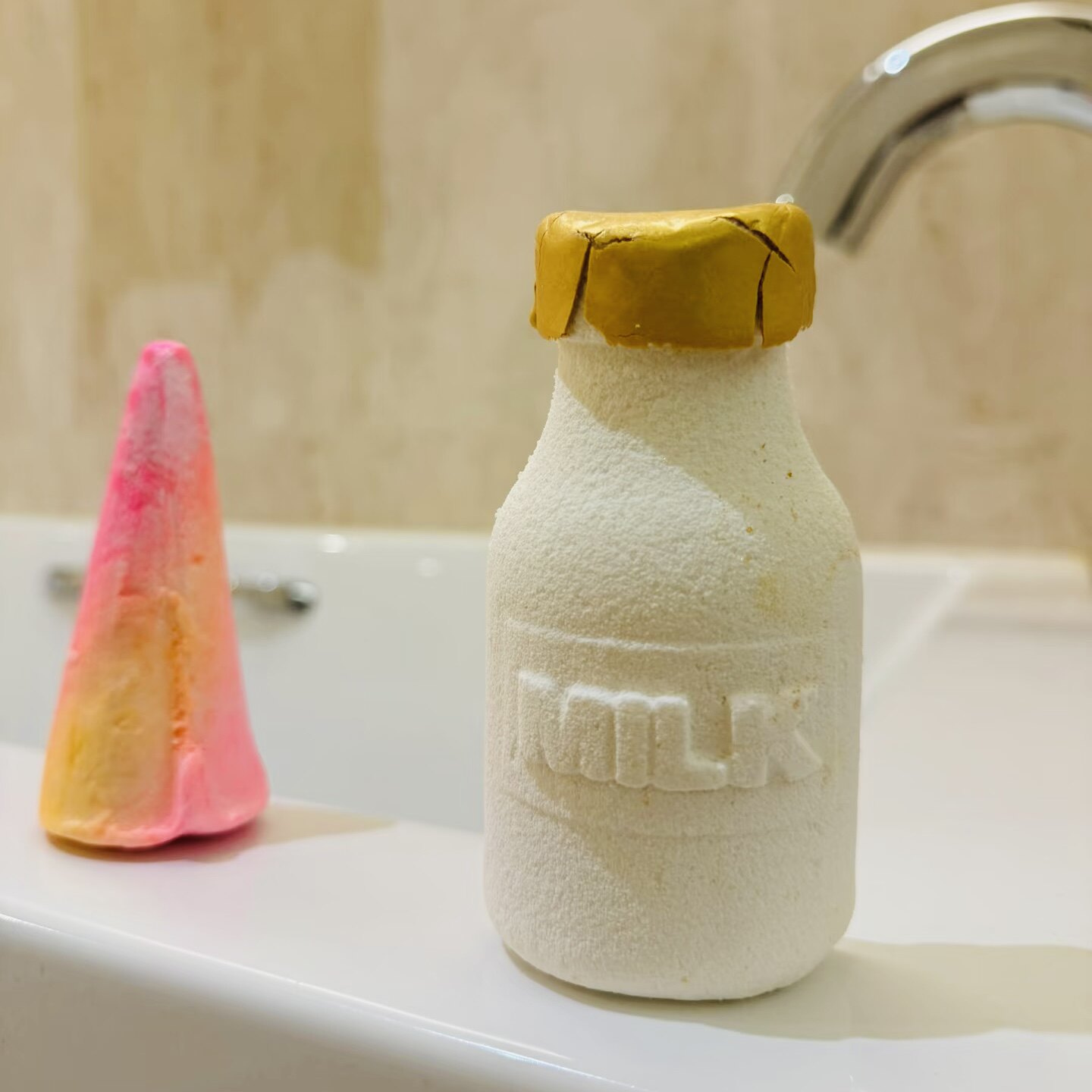 LUSH milky 牛奶瓶泡泡浴芭 泡澡沐浴精油球 190克 可重复用正品