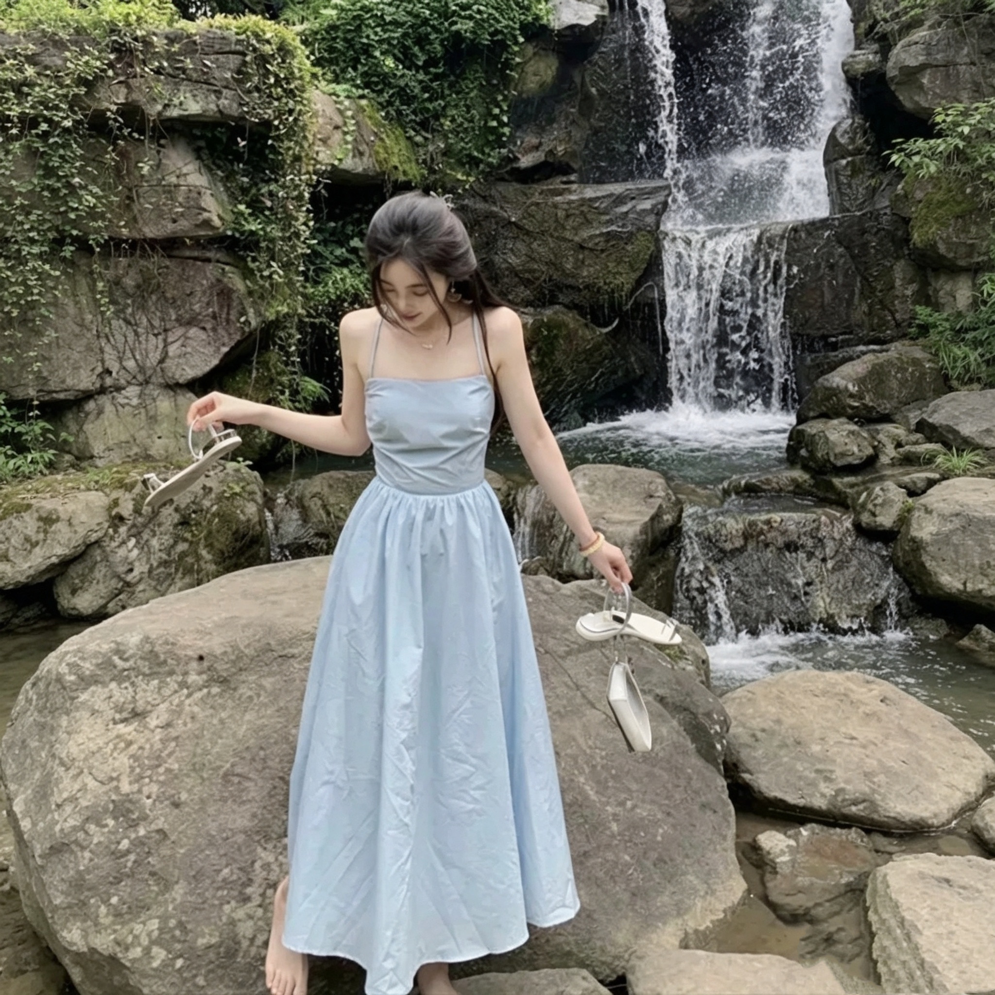 海边度假风连衣裙女夏季设计感露背绑带a字长裙法式气质吊带裙子