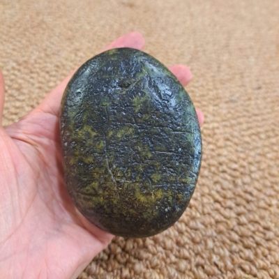 334克藏玉药王石黄绿带黄皮金花强磁养生圆润细腻刮痧手把件10328