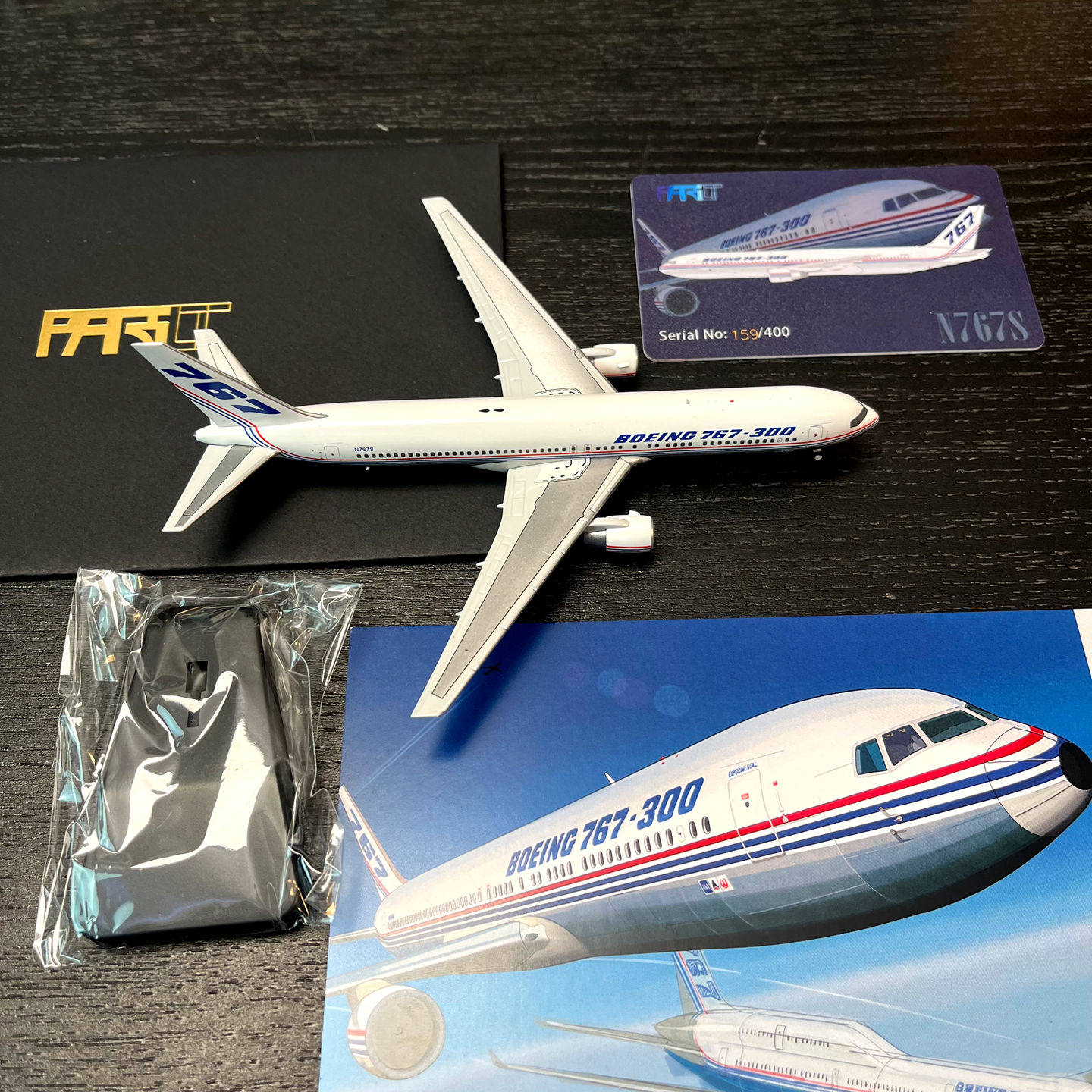 1:400比例合金飞机波音767-300原型机涂装配支架收藏卡礼品摆件