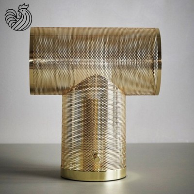 简约镂花网格T形样板间床头圆Aromas del Campo金色摆台软装台灯