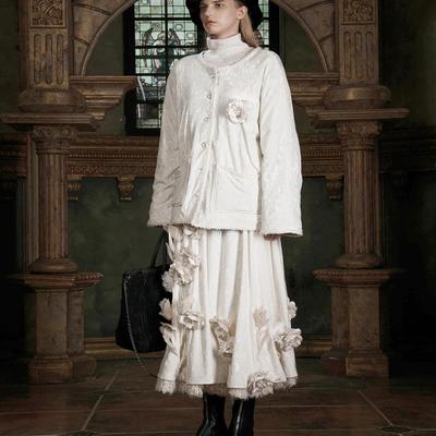 TAM TUAS 雪玫瑰 白丝绒胸花无领棉服西装夹克《伊索尔的旧梦》