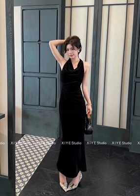 2025秋冬新款法式设计感气质荡领挂脖露背收腰丝绒连衣裙长裙女