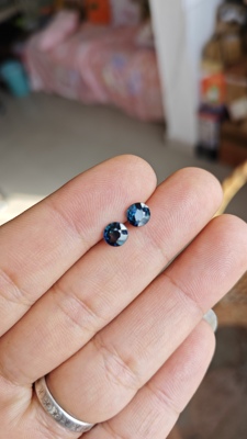 天然山东蓝宝石满蓝火彩圆6耳钉石2.1ct可代加工金银首饰 04061