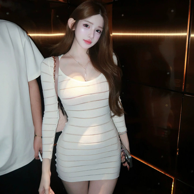 白色u领针织长袖连衣裙女秋季绝美气质性感辣妹紧身打底包臀短裙