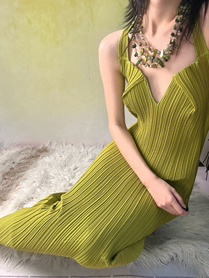 青提线条立体褶皱自由造型一片式几何立裁修身挂脖吊带连衣裙