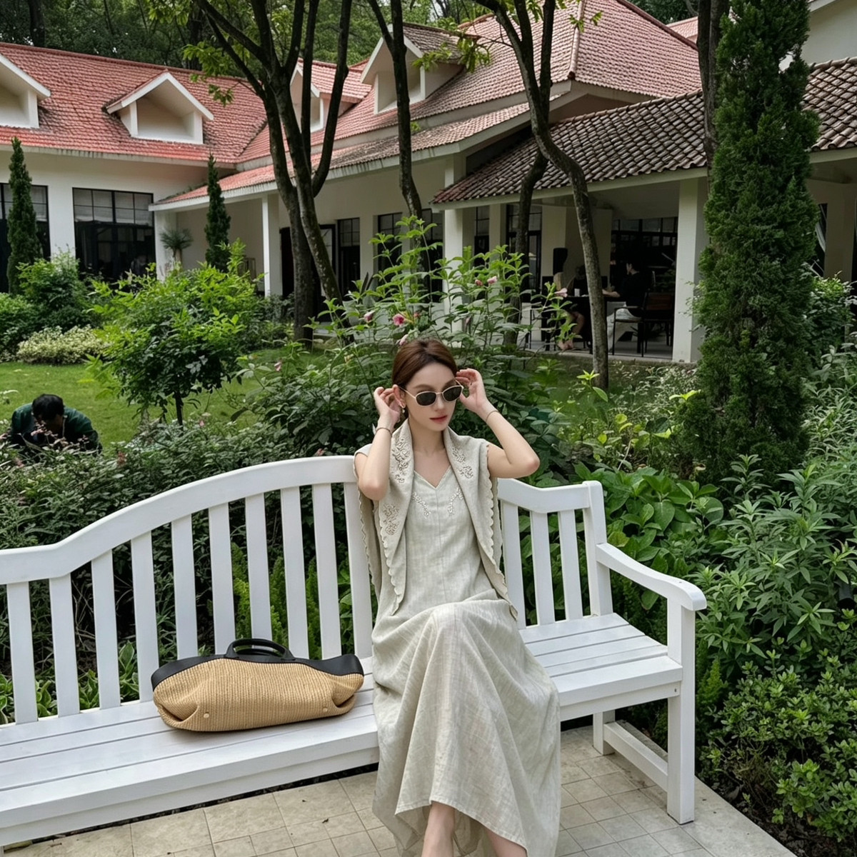 夏上新!气质V领刺绣显瘦连衣裙+吊带连衣裙两件套套装(配披肩)