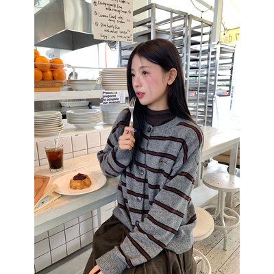 WHYSTUDIO 韩系复古条纹撞色针织开衫女冬季时髦圆领小众毛衣外套