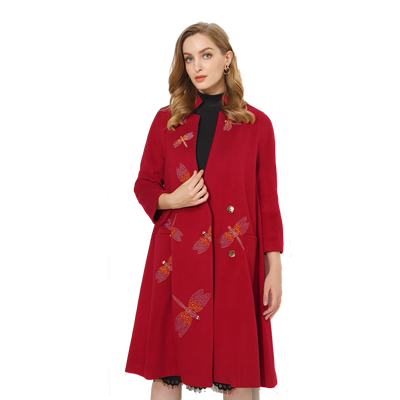 玫而美落肩绣花喜庆宽松版大衣