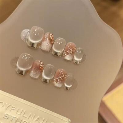 Little Red Book mirrors are designed in the autumn and winte