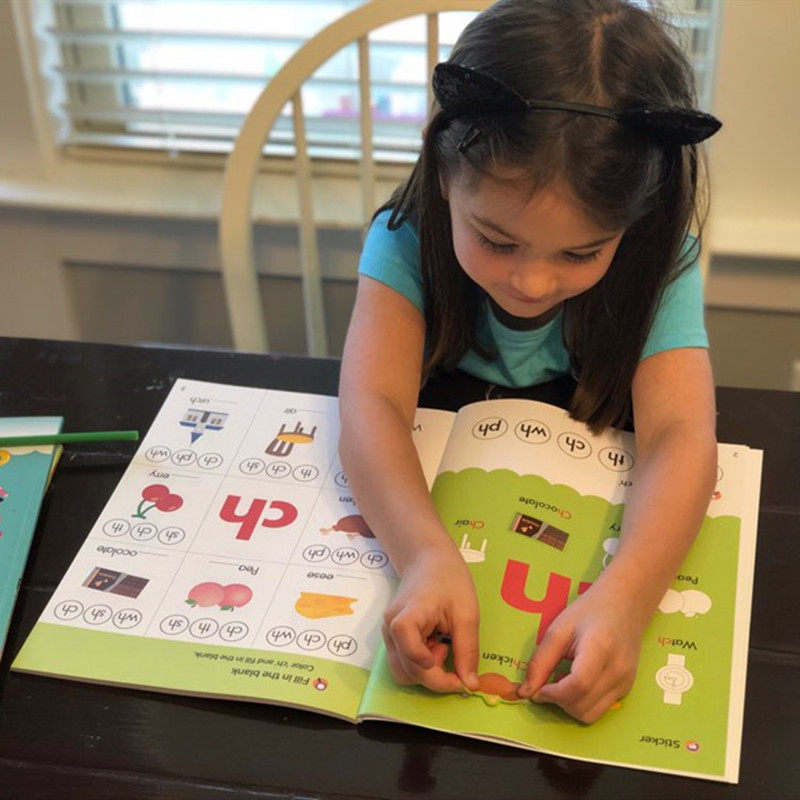 儿童英语启蒙Hello Carrie哈喽凯利自然拼读法贴纸书拼图涂色外教_虎窝淘