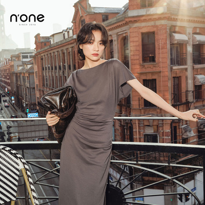 n'one斜肩领腰部打褶气质连衣裙