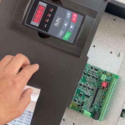 议价:欧睿变频器90KWG/110KWP。功能完好，成色99新
