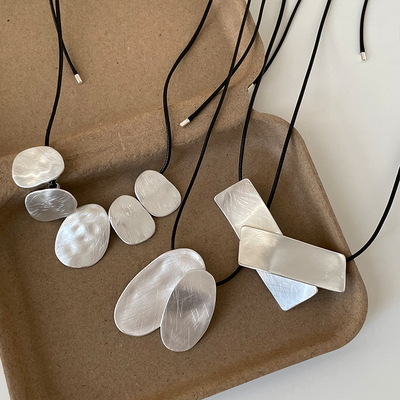 欧美夸张个性不规则拉丝金属吊坠抽拉式黑绳项链女百搭颈链毛衣链