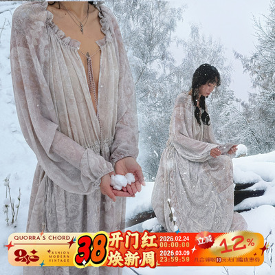 QSC牧徊系列珍珠米粉色飘逸长袖哈萨克纹样暗纹珍珠雪纺连衣裙