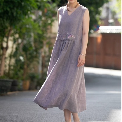 亚麻色织绣花无袖连衣裙