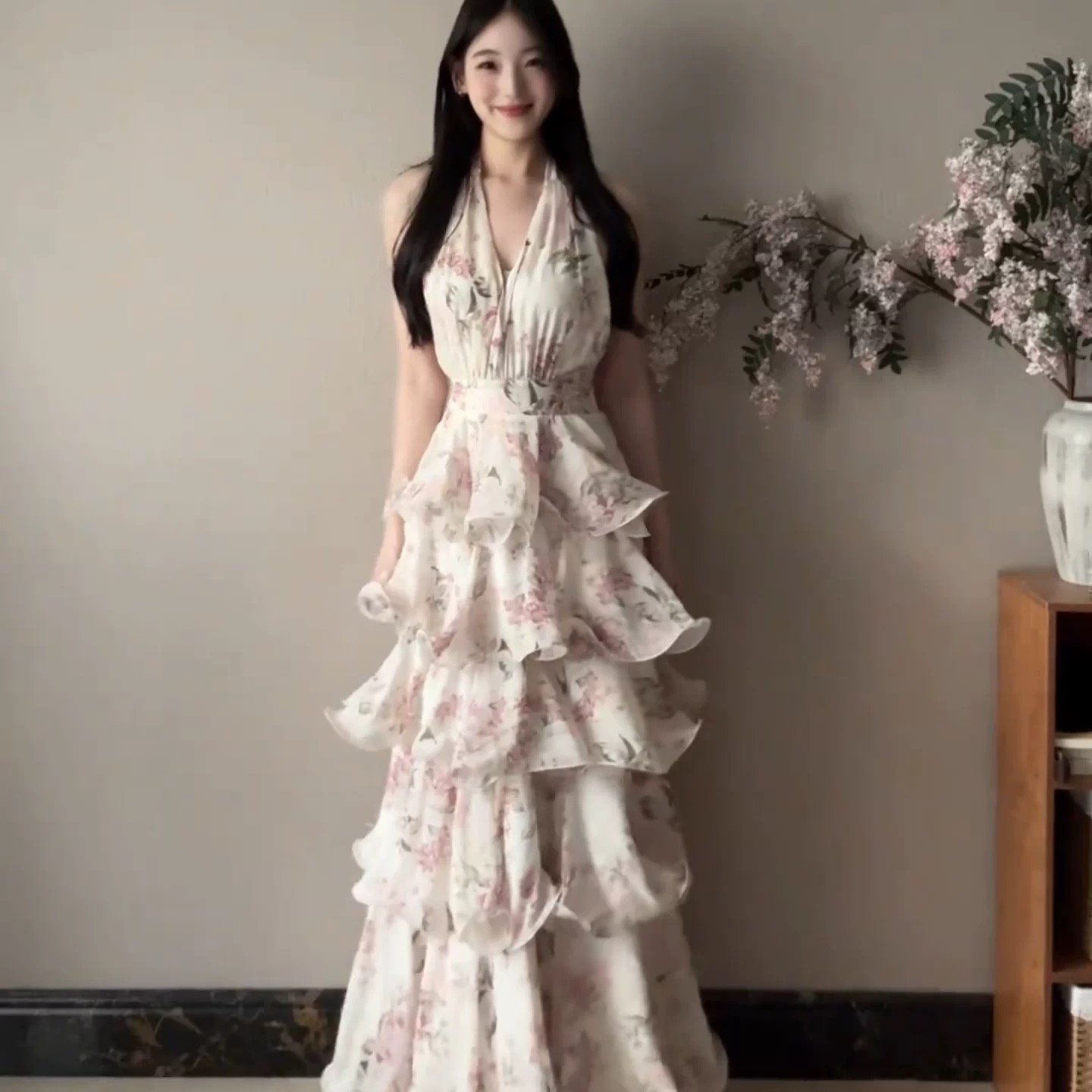 法式碎花V领挂脖连衣裙女装夏季小个子气质收腰大摆荷叶边长裙子