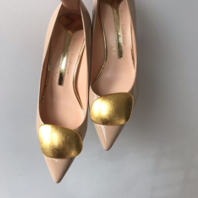 新款金扣裸色漆皮尖头高跟鞋