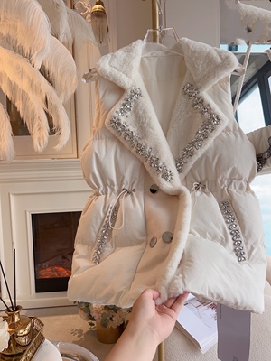 2023年皮毛一体重工镶钻马夹外套宽松保暖加绒加厚马甲背心女装冬