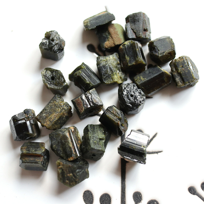 小森林！绿碧玺原矿粒未打磨散珠子DIY手工串珠个性原石粗犷