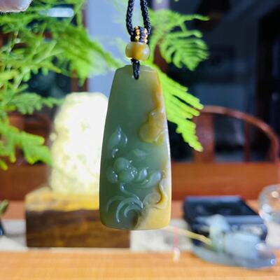 析木河磨玉俏色巧雕荷韵