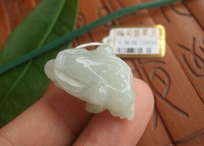 天然a货三脚金蟾吊坠缅甸玉送证