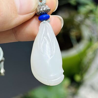 新疆和田白玉山料挂件       ld05041