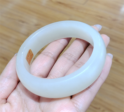 小石头和田玉白玉手镯