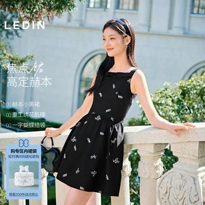 乐町一字领型甜美连衣裙女装2026夏季新款TR绣花抗皱蝴蝶结小黑裙