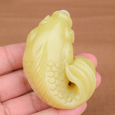 天然新疆和田玉黄玉鱼手把件