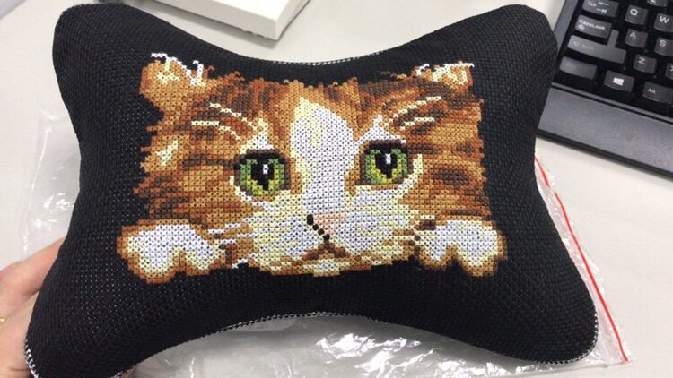 红蓝黑白米藏青土黄色14CT非印花车颈骨头枕狗猫虎机绣成品订做