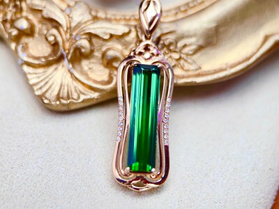 18K金镶天然碧玺吊坠重: 2.71g  石: 4.7ct  钻石: 0.054/18p