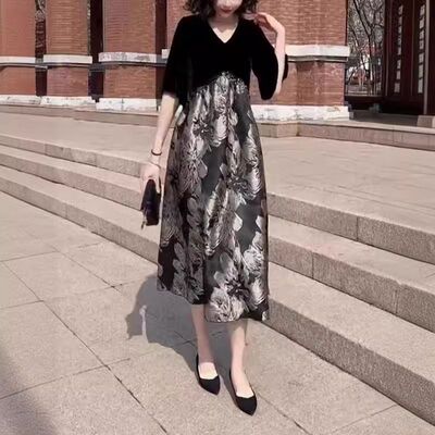 24153大爱美依缘2024春夏新款时尚V领五分袖拼接印花遮肉连衣裙女