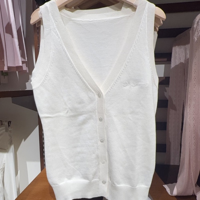 ONE MOMENT正品春季新款女装白色V领针织开衫毛衣背心
