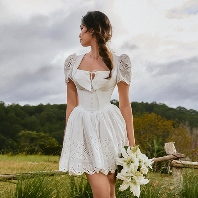 越南小众品牌SISSY 2026年春季新款法式清新镂空花纹收腰连衣裙