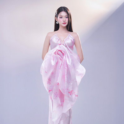 越南LAM KHUE 2026年夏季新款丝光柔滑粉色纯欲设计感挂脖裙