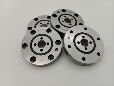 小型回转机械手轴承支撑