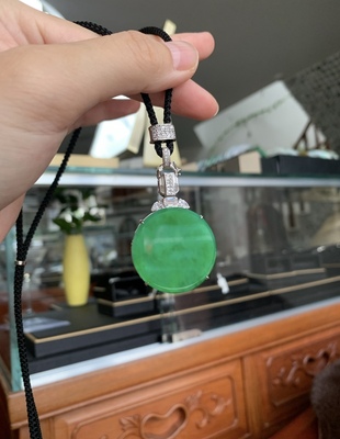 缅甸天然A货翡翠 冰种阳绿无事圆牌吊坠