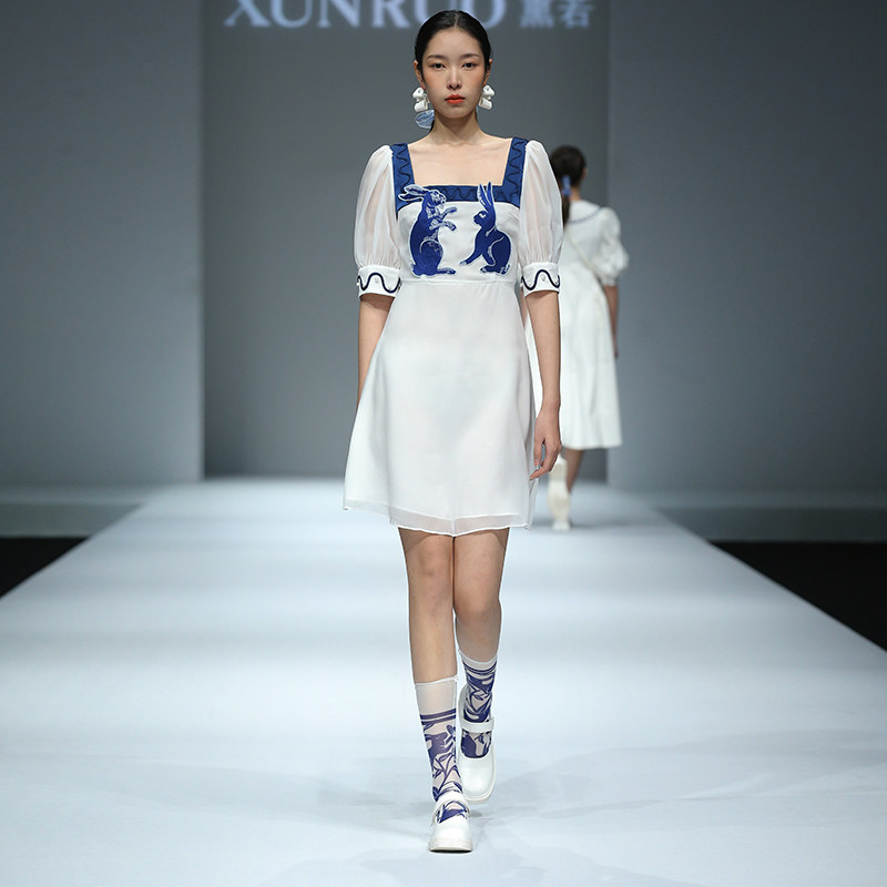 XUNRUO熏若 青花兔子刺绣珍珠复古方领连衣裙春夏 独立设计师品牌