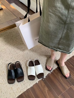 入春夏焦点所在的简约罗马凉鞋